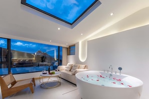 Quarto casal panorâmico, varanda, vista para o pátio | Banheira de imersão