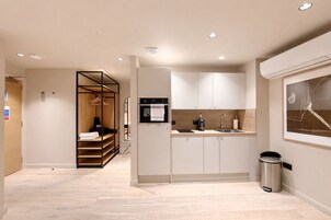 Suite-Estúdio Signature | Cozinha privada | Minifrigorífico, um micro-ondas, um forno, uma placa de cozinha 