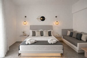 Quarto Triplo, varanda | Cofre no quarto, com decoração personalizada, secretária 