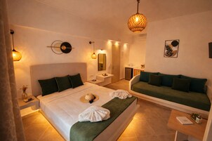 Quarto Triplo, varanda | Cofre no quarto, com decoração personalizada, secretária 