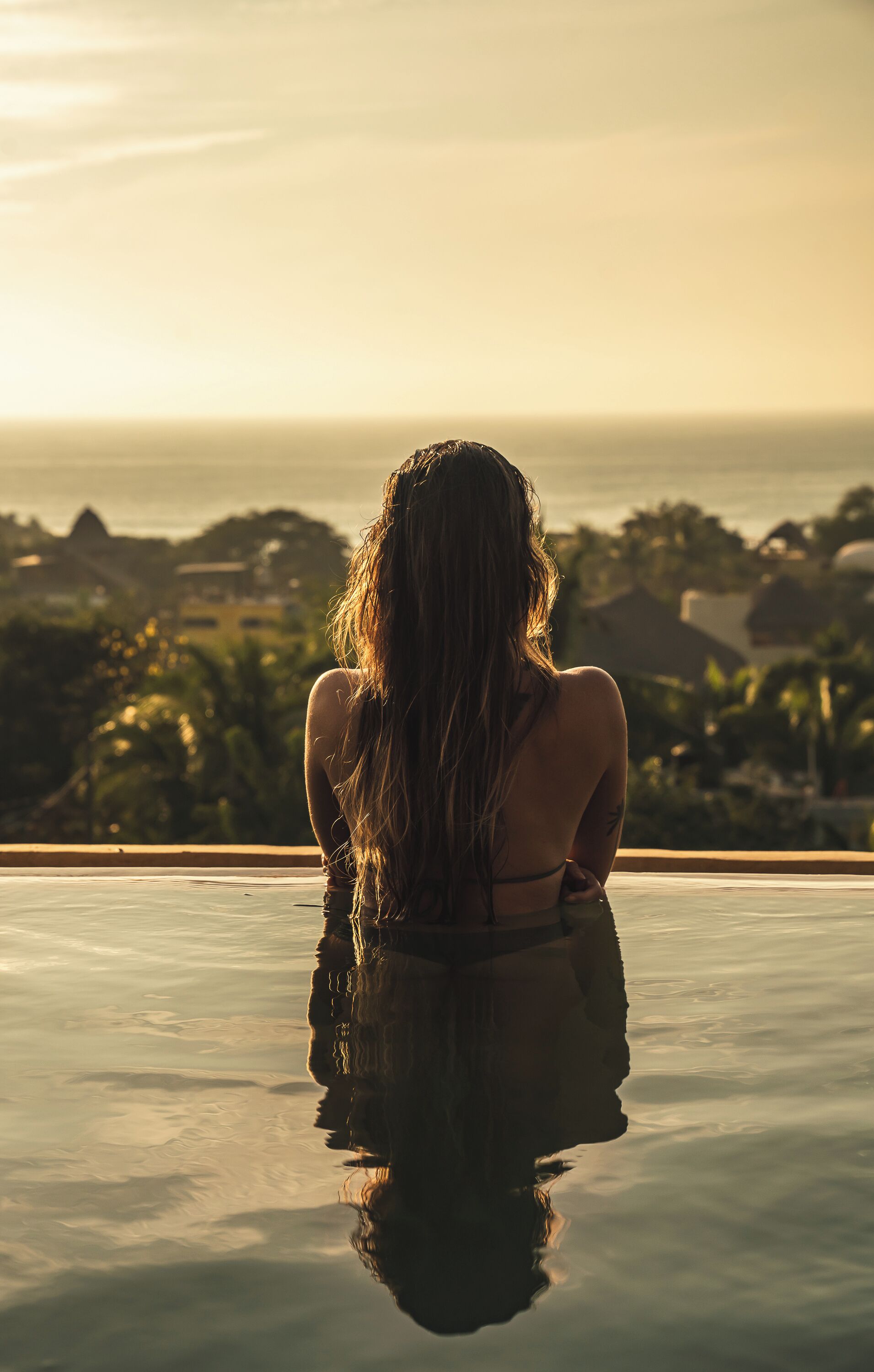 Piscina externa, guarda-sóis, espreguiçadeiras
