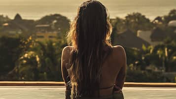 Piscina externa, guarda-sóis, espreguiçadeiras