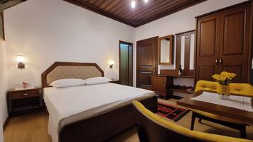 Quarto casal luxo, vista para a montanha | Escrivaninha, Wi-Fi de cortesia