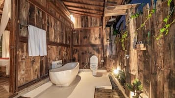 Quarto Duplo Superior, varanda, vista para o jardim | Casa de banho | Um polibã, artigos de higiene pessoal grátis