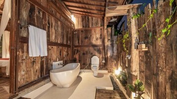 Quarto Duplo Superior, varanda, vista para o jardim | Casa de banho | Um polibã, artigos de higiene pessoal grátis