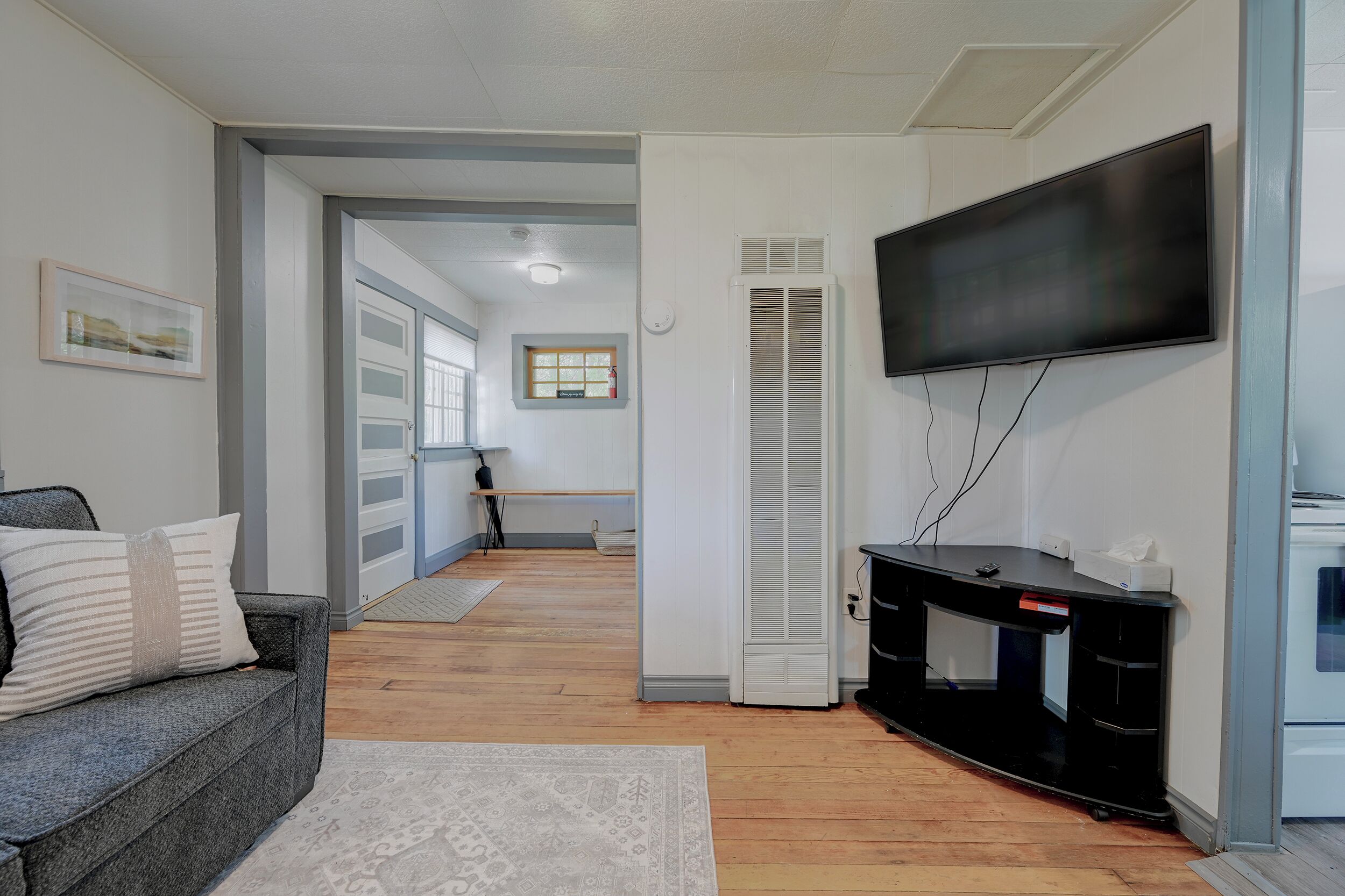 Quaint Cabin Blocks From Lakeshore Drive, Amenities And The Beach! - Alberta