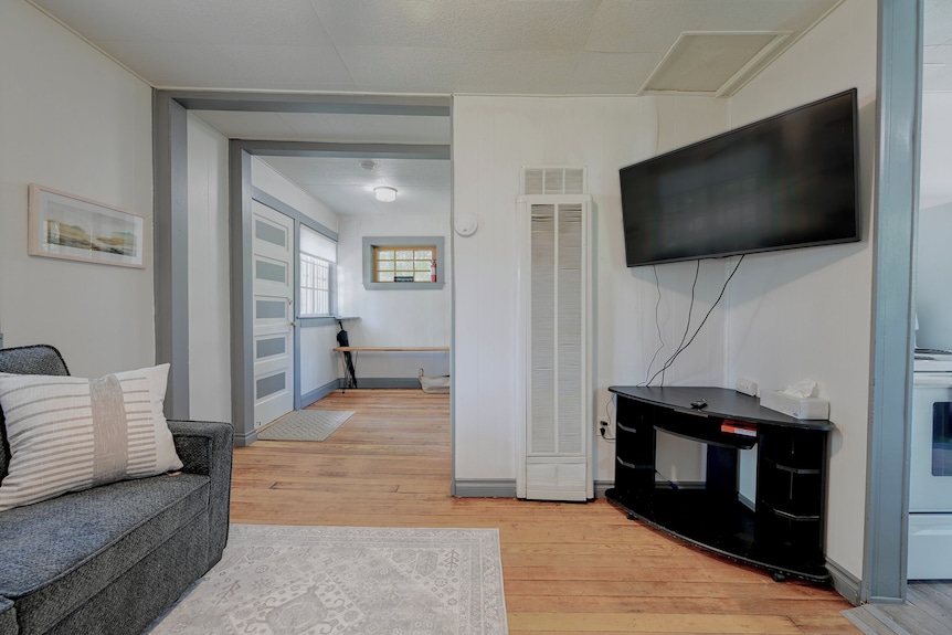 Quaint Cabin Blocks From Lakeshore Drive, Amenities And The Beach! - Alberta