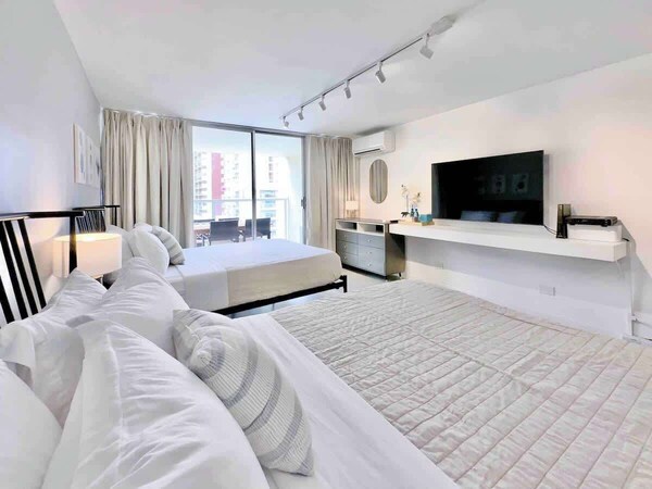 @ Marbella Lane- Chic Poolview Home + Patio Dining - Honolulu, HI