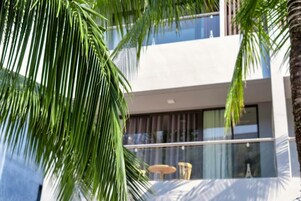 Um edifício moderno com varanda e área de estar ao ar livre.
