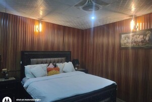 Quarto casal luxo, vista para a montanha | Quartos à prova de som, ferros/tábuas de passar roupa, Wi-Fi de cortesia