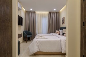 Quarto Duplo, 2 camas individuais, não fumadores, casa de banho privativa | Secretária, cortinas/cortinados opacos, ferro/tábua de engomar 