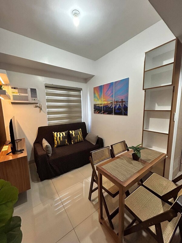 Lux 2br Sky Condo With 24-hr Security, Fully Airconditoned & Basement Parking - Dasmariñas