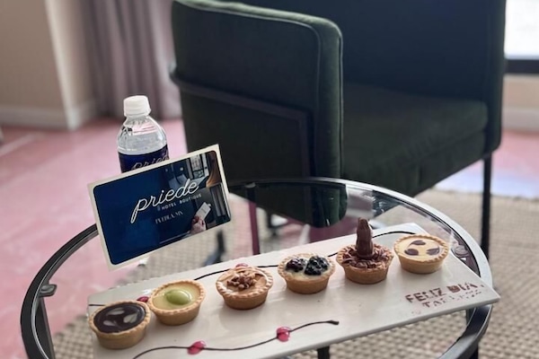 Cofres nos quartos, cortinas blackout, ferros/tábuas de passar roupa