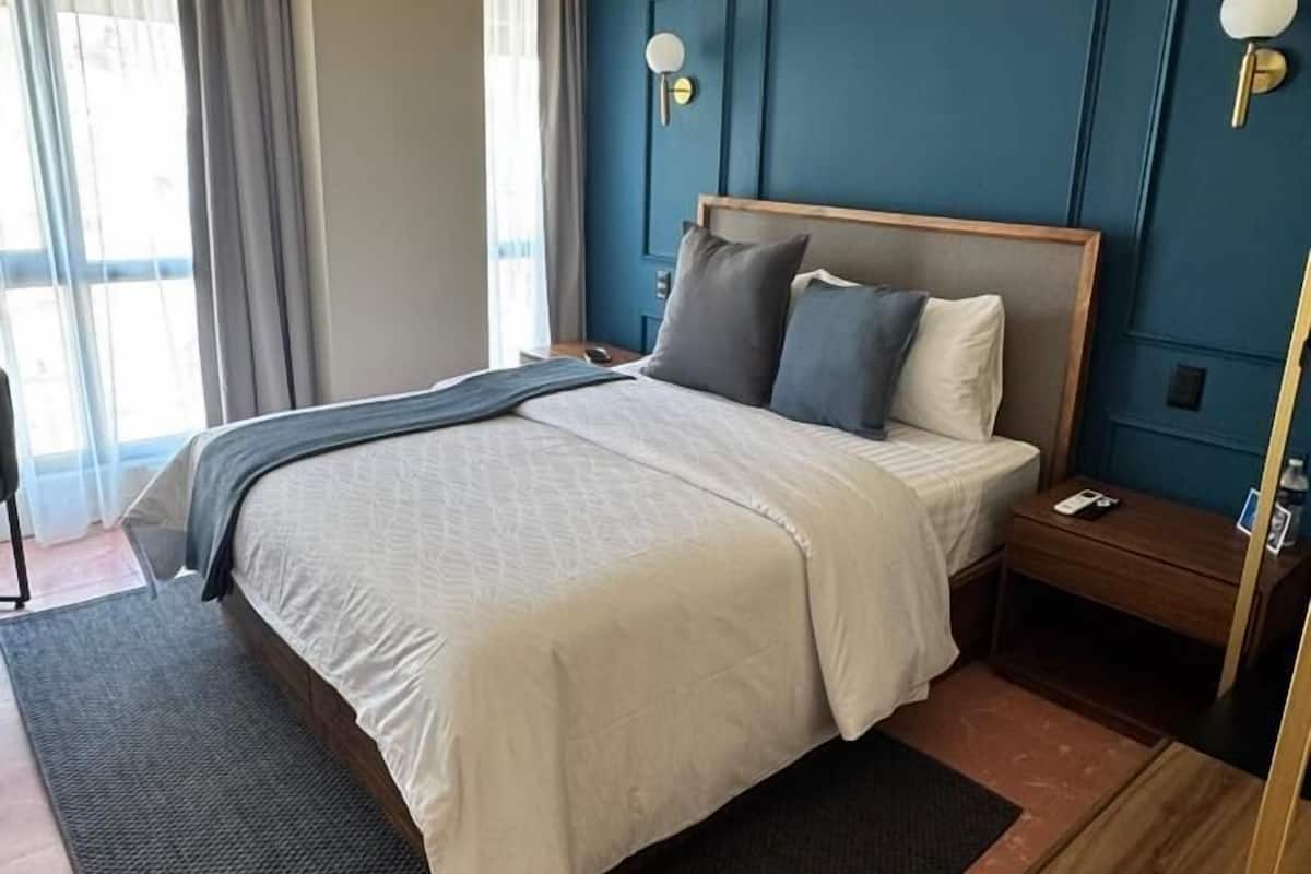 Quarto Duplo Standard, 1 cama de casal, Vista para a cidade | Cofre no quarto, cortinas/cortinados opacos, ferro/tábua de engomar