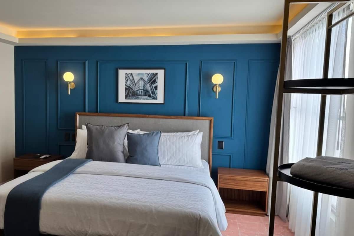 Quarto Duplo Deluxe | Cofre no quarto, cortinas/cortinados opacos, ferro/tábua de engomar