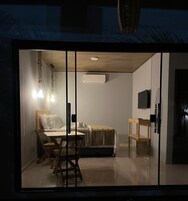 Quarto triplo standard, vista para o jardim | Espaço de trabalho para notebook, Wi-Fi de cortesia