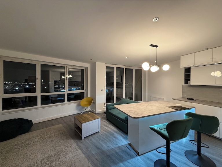 Two Bedroom Spacious Riverside Apartment W/gym, Walking Distance To Excel & Lcy - 伊爾福德