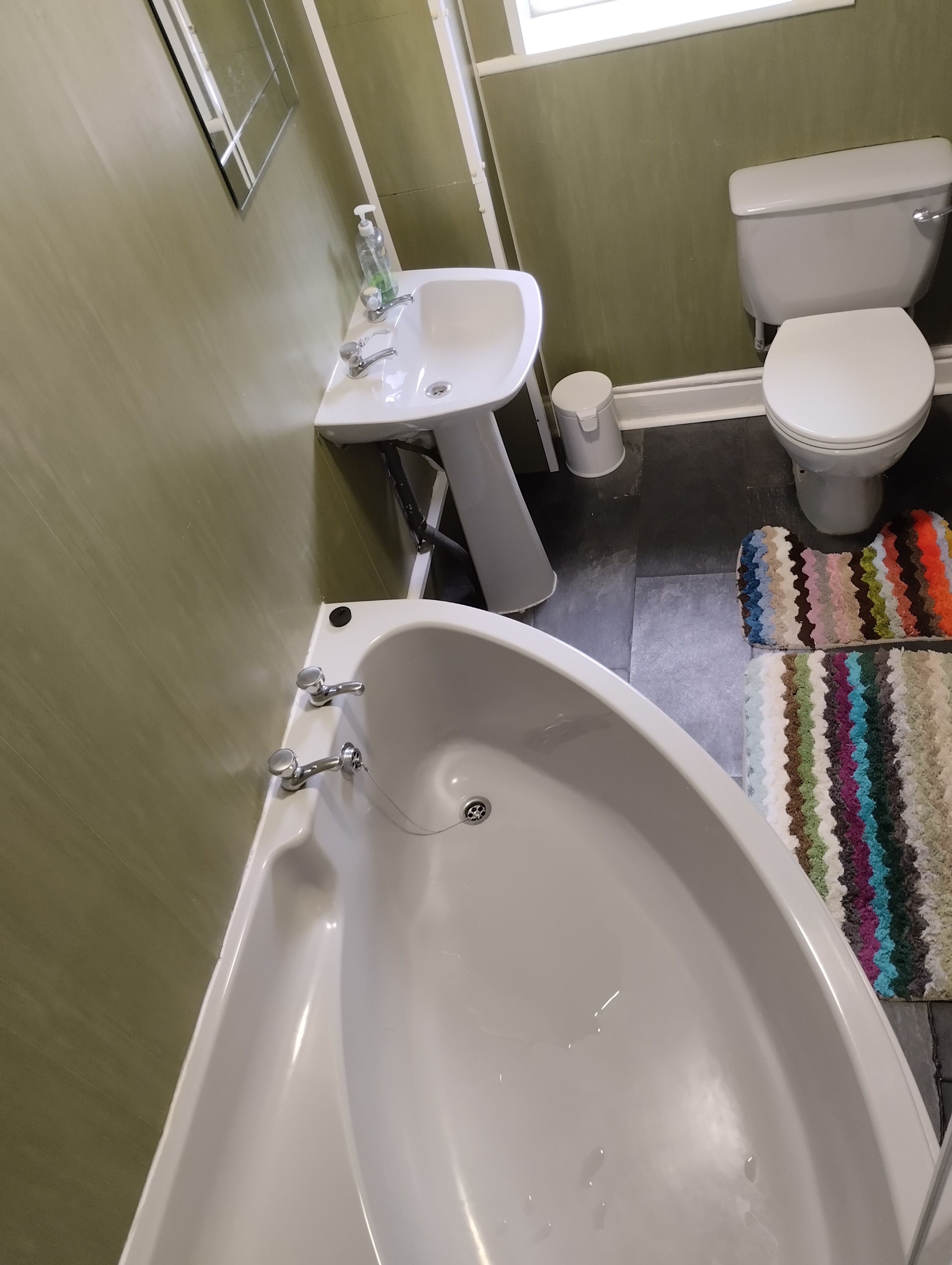 Quarto quádruplo standard | Banheiro | Produtos de toalete grátis, secador de cabelo, toalhas de banho 