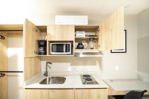Quarto Comfort, pátio, vista para o pátio | Minibar, cofre no quarto, secretária 