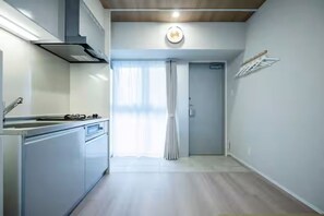 Um frigorífico/congelador grande, um micro-ondas, uma placa de cozinha 