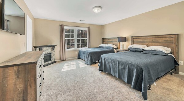 6 Bedrooms + Hot Tub + Game Room + Movie Theater - Lake Wallenpaupack, PA