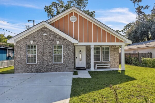 Great Downtown 4br 8 Beds + Foosball Fun - Savannah, GA