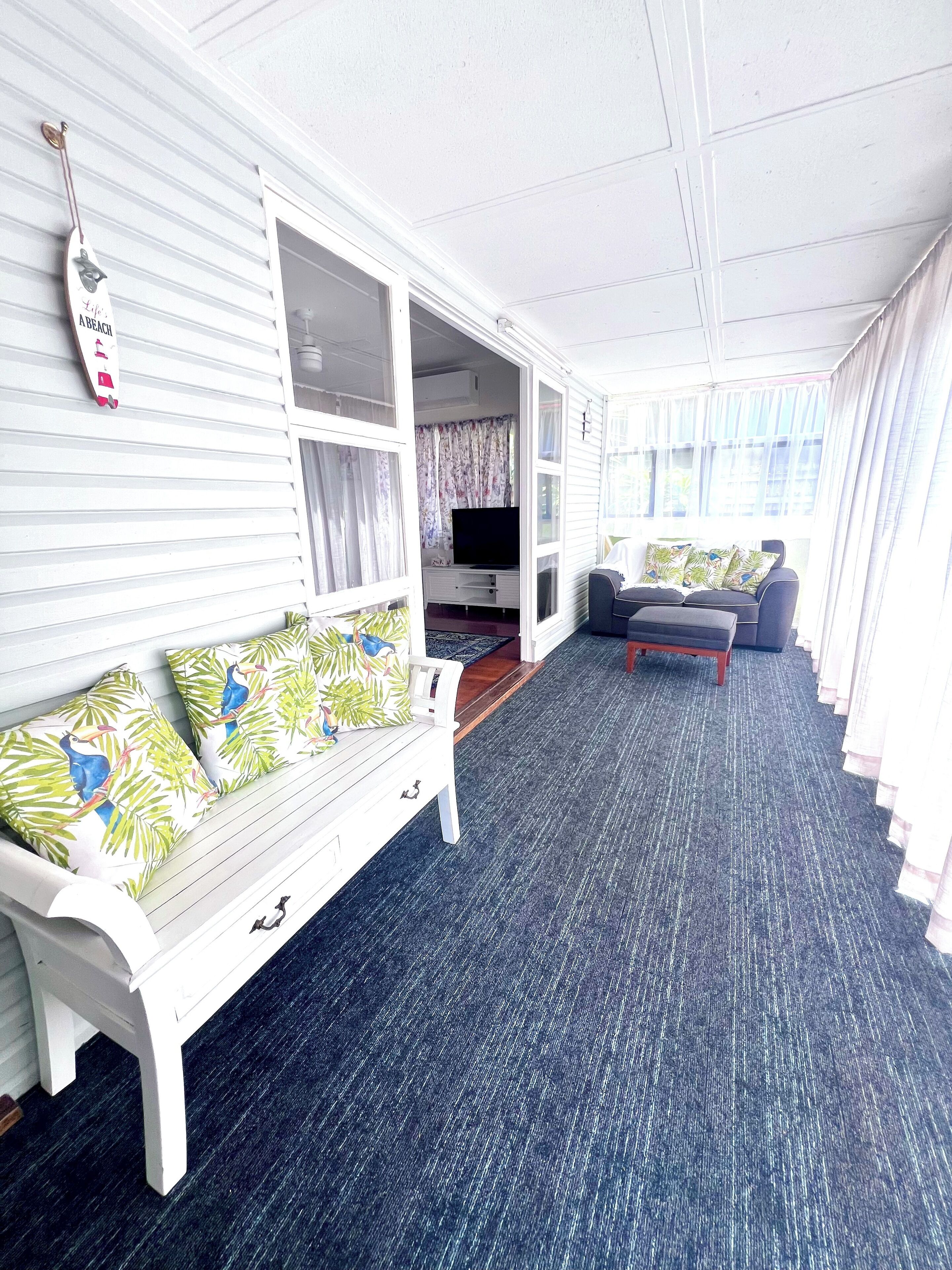 Cosy Spacious Holiday Family Home Within Minutes Walking Distance To Waterfront - Redcliffe