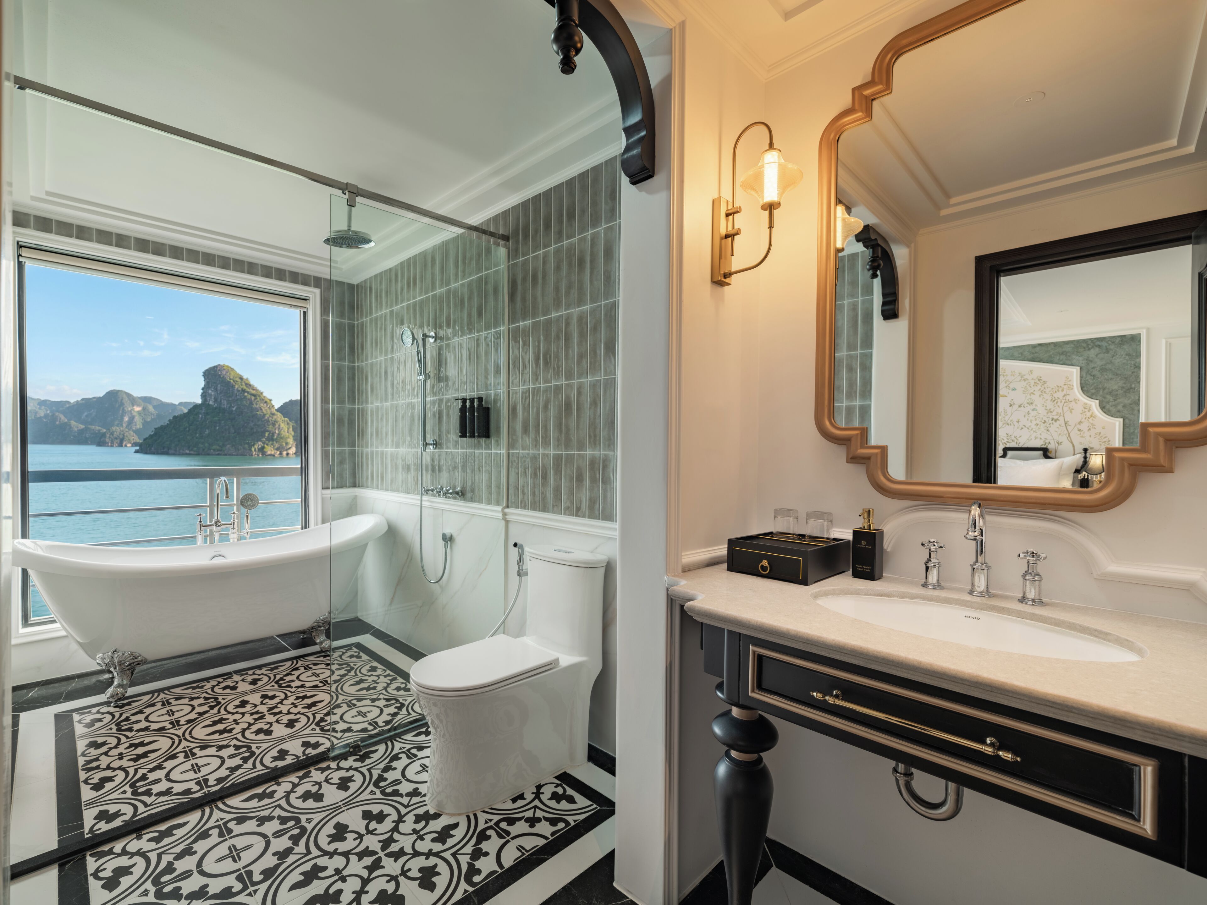 Quarto Triplo Familiar, varanda, vista para o oceano | Casa de banho | Um polibã e uma banheira separados, um secador de cabelo, um bidé 