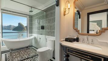 Quarto Triplo Familiar, varanda, vista para o oceano | Casa de banho | Um polibã e uma banheira separados, um secador de cabelo, um bidé
