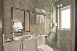 Quarto casal, sacada, vista para a montanha | Banheiro | Chuveiro, secador de cabelo, chinelos, toalhas de banho