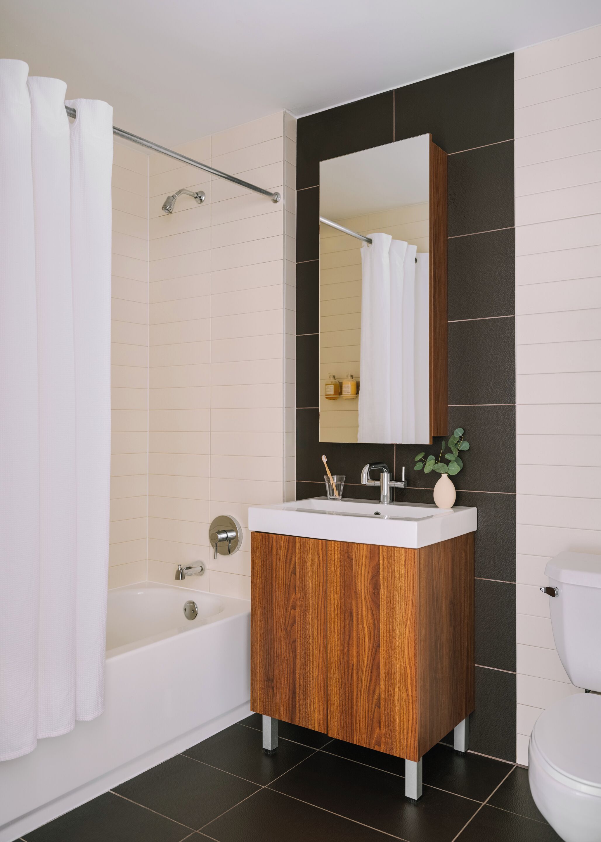 Uma combinação polibã/banheira, artigos de higiene pessoal grátis 