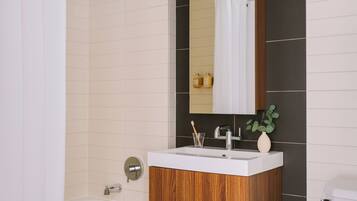 Uma combinação polibã/banheira, artigos de higiene pessoal grátis