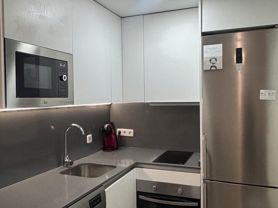 Apartamento básico, sacada, vista para o pátio | Cozinha privada
