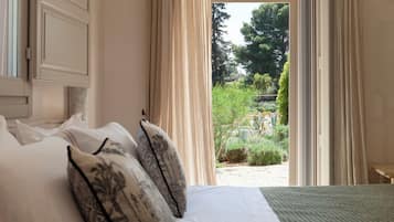 Quarto Duplo Superior, pátio, vista para o jardim | Secretária, Wi-fi grátis