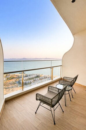 Estúdio premium, vista parcial para o oceano | Terraço/pátio