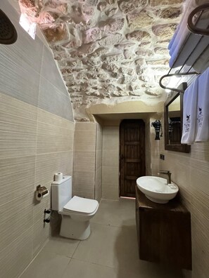 Quarto conforto | Banheiro | Chuveiro, secador de cabelo, toalhas de banho, sabonete