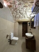 Quarto Comfort | Casa de banho | Um polibã, um secador de cabelo, toalhas fornecidas, sabão 