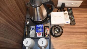 Quarto Duplo Deluxe, casa de banho privativa | Café e/ou cafeteira