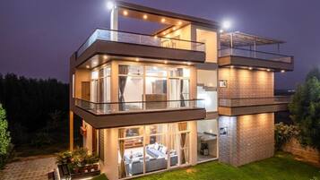 Vila superluxo, sacada, vista para o jardim | Fachada