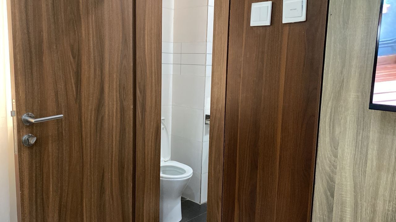 Quarto solteiro clássico, sacada, vista para o lago | Banheiro | Chuveiro, toalhas de banho, sabonete, papel higiênico