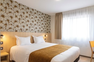 Quarto | Cofres nos quartos, escrivaninha, cortinas blackout