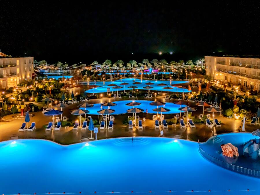 15 piscinas exteriores, da(s) 8:00 à(s) 17:00, guarda-sóis