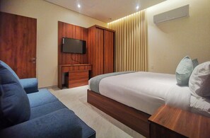 Estúdio, 1 cama king-size | Cofre no quarto, secretária adequada para computadores portáteis 