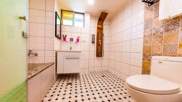 Quarto Quádruplo Romântico | Casa de banho | Um secador de cabelo, toalhas fornecidas, champô, papel higiénico