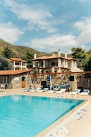 Piscina externa sazonal, funciona das 11h às 19h, guarda-sóis