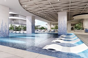 Piscina exterior, guarda-sóis, espreguiçadeiras