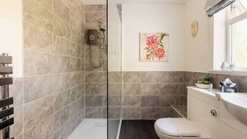 Apartamento, 1 quarto, varanda, vista para o jardim | Casa de banho