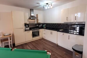 Um frigorífico, um micro-ondas, um forno, uma placa de cozinha 