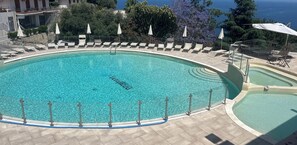 Piscina interna, piscina externa sazonal, guarda-sóis, espreguiçadeiras