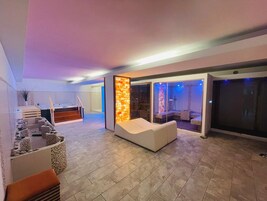 Sauna, banheira de hidromassagem, banho turco, massagens 